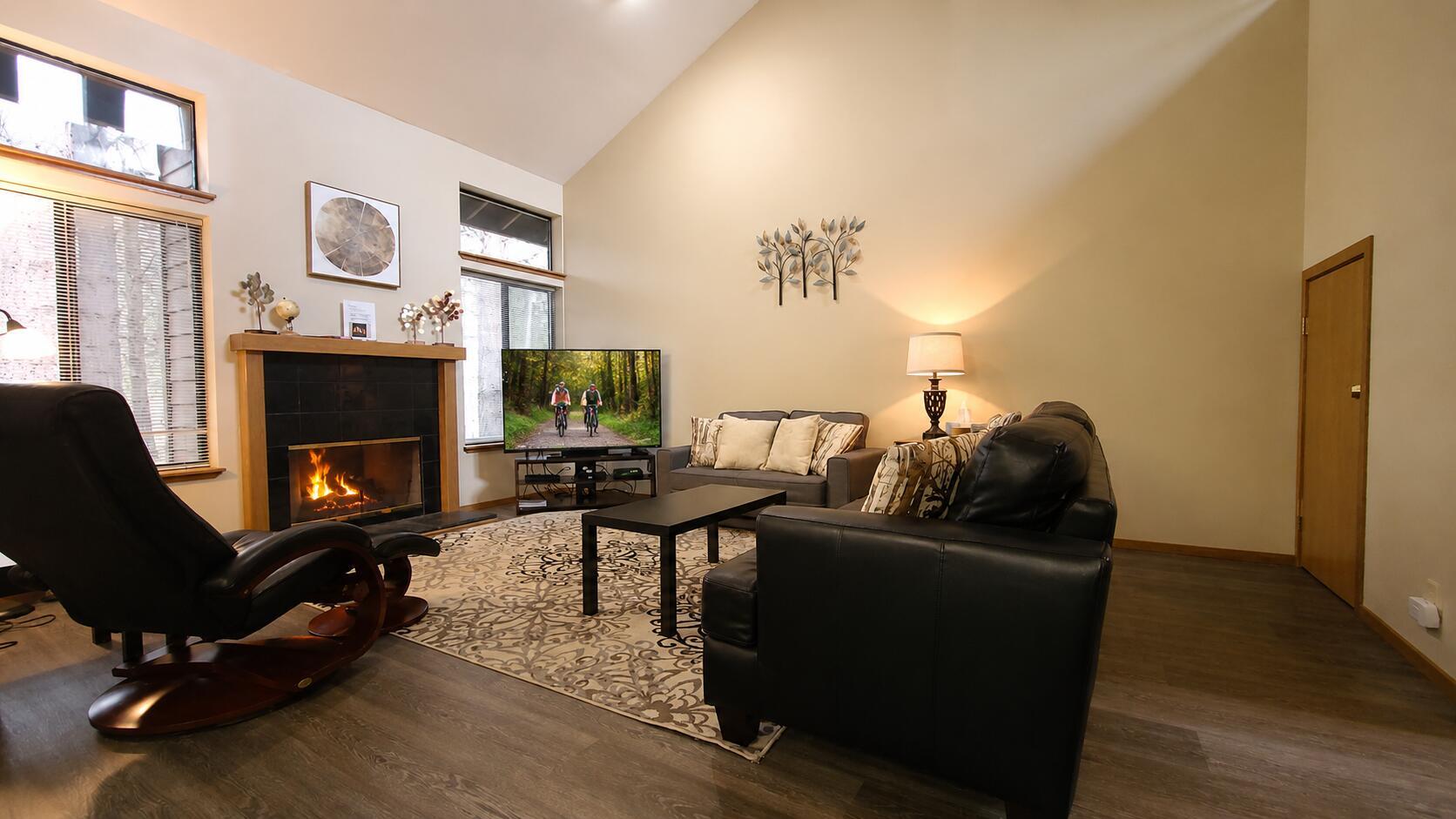 Spacious Condo With Year-round Hot Tub Access - Inviting Retreat - Sunriver, OR