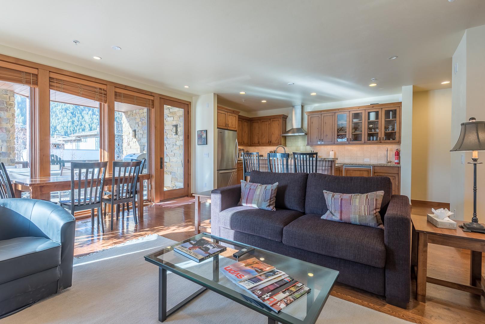 Mountain Views And Spacious Living Area - Elegant Corner Condo - Ketchum, ID