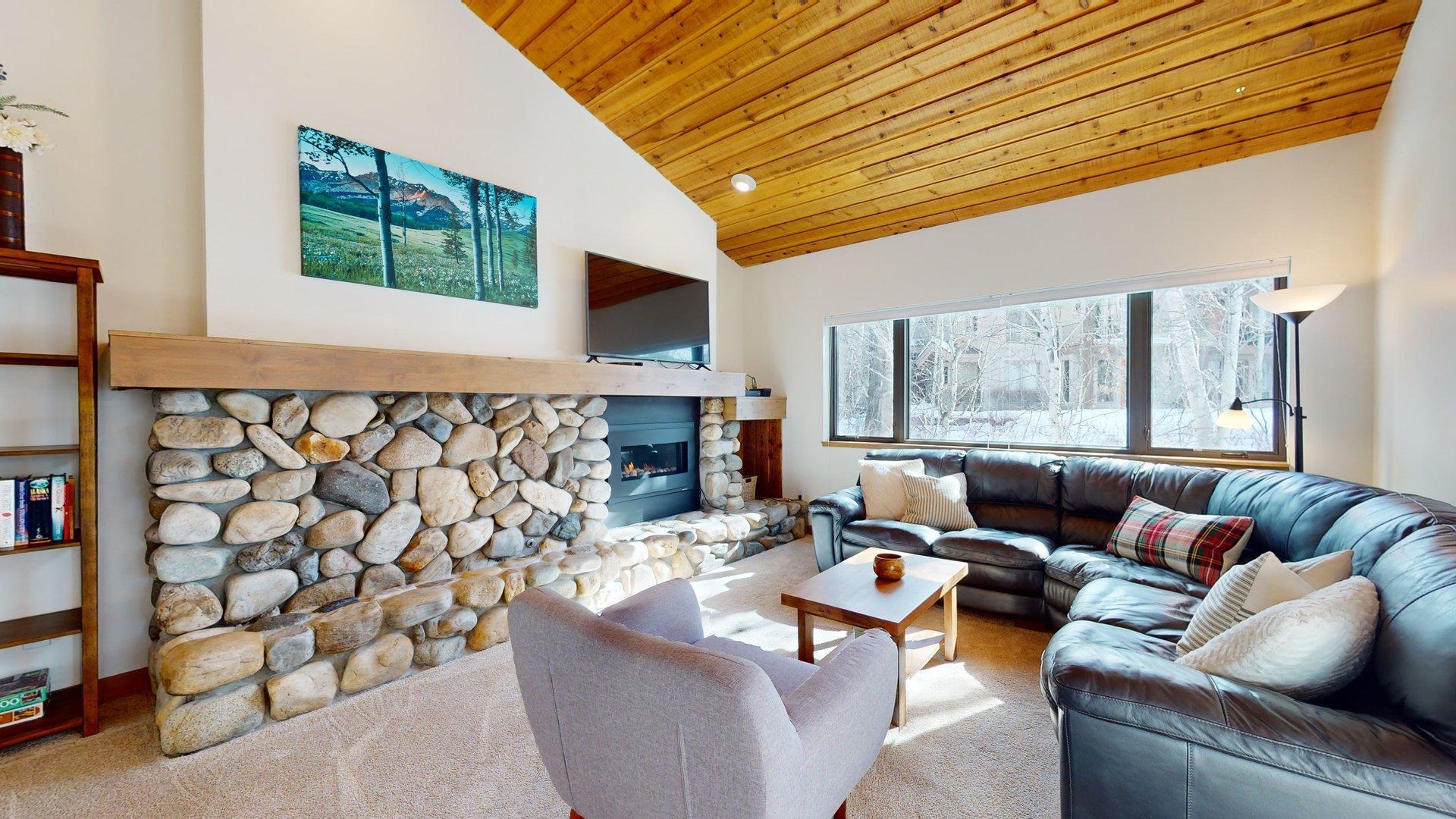 Charming Condo With Gas Fireplace And Creek Views - Elegant Retreat - Ketchum, ID