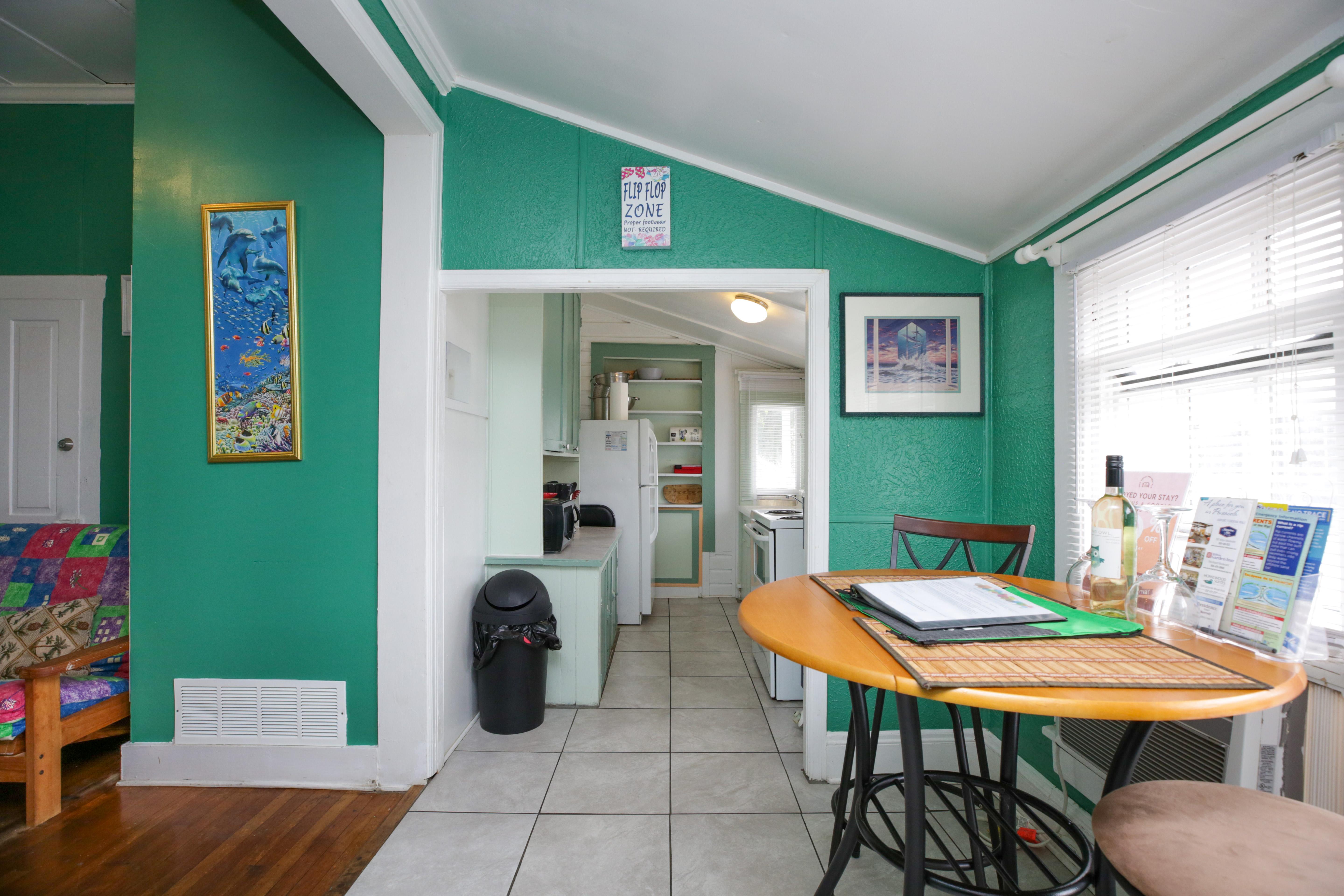 Charming Cottage With Antique Touches - Quaint Historical Retreat - Pensacola, FL