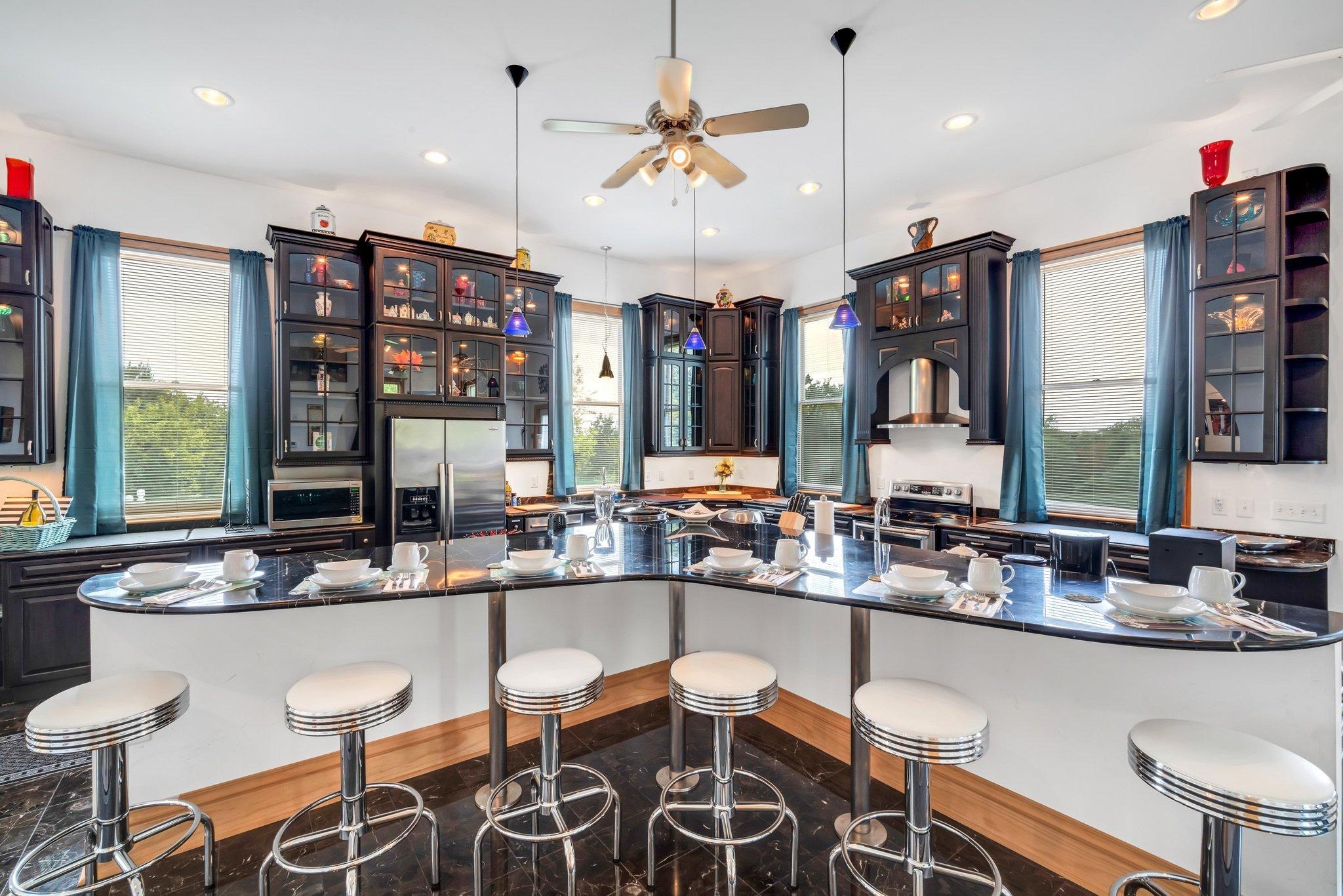 Starlight Tower Manor-Observatory, 30-Seat Theater, Game room, Bar ...