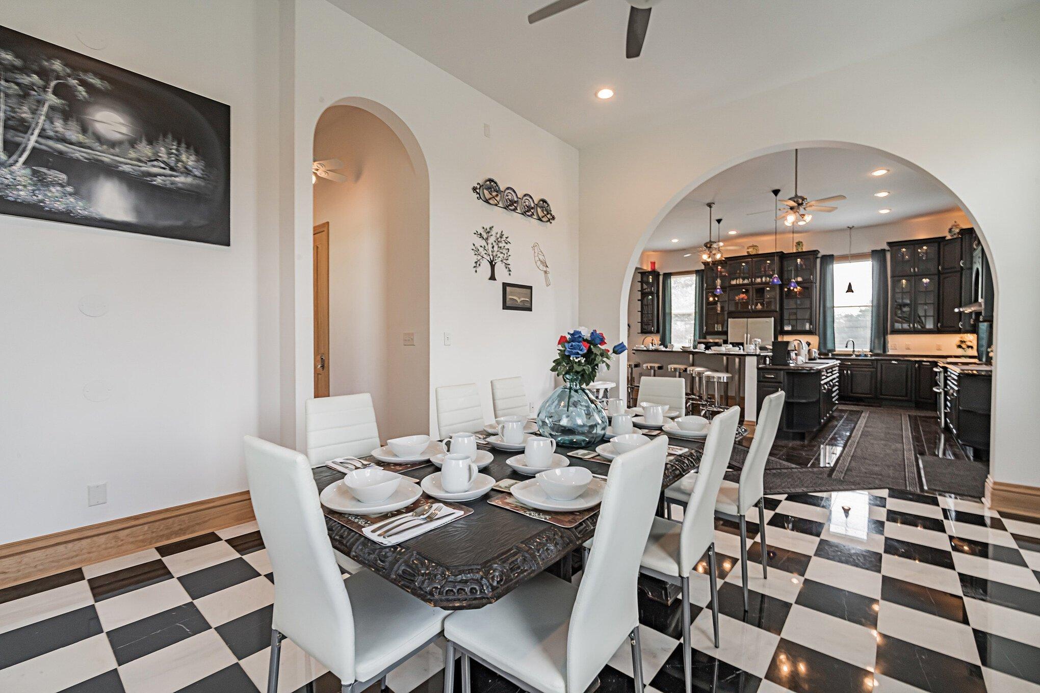 Starlight Tower Manor-Observatory, 30-Seat Theater, Game room, Bar ...
