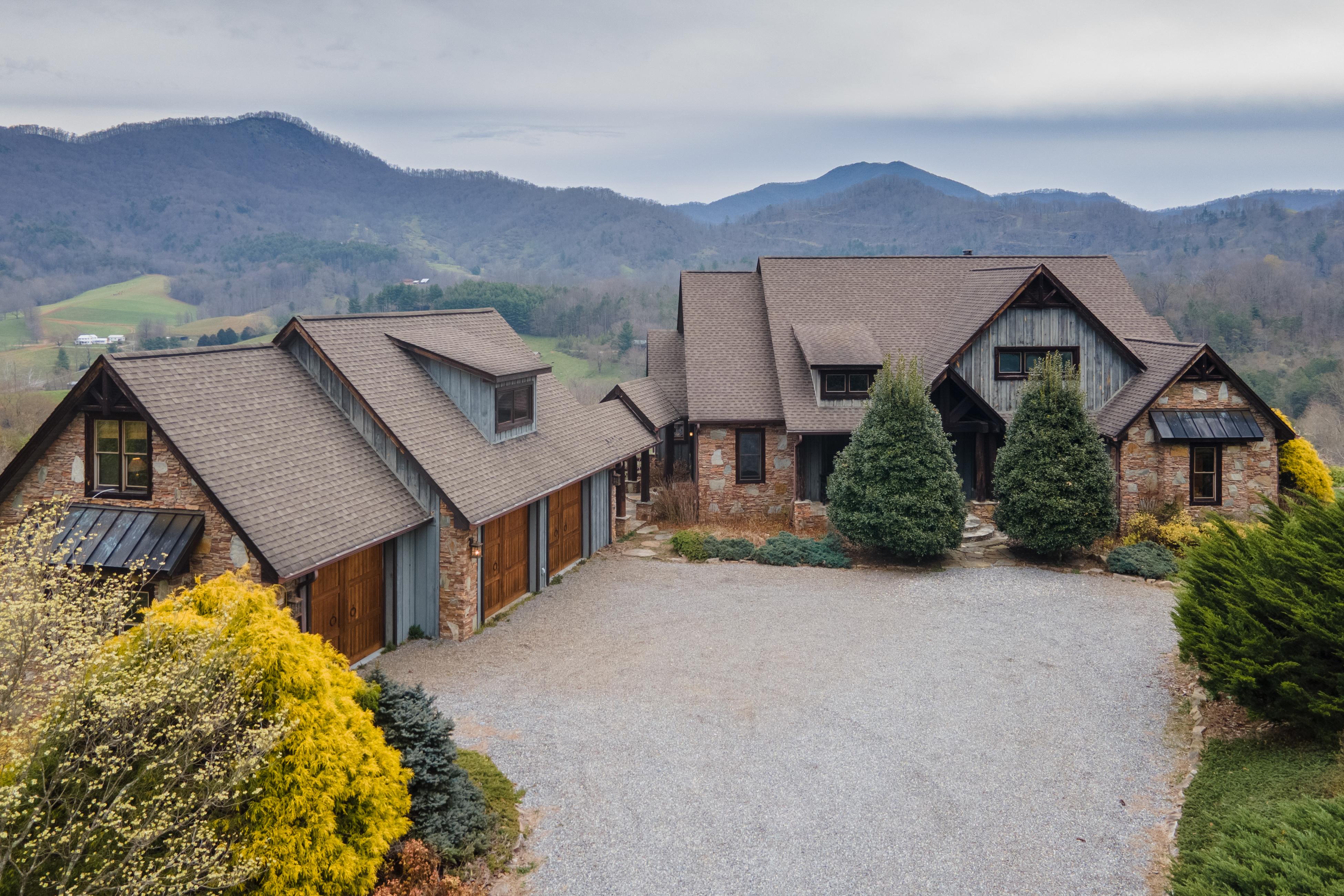 Big Lodge on the River - Vacation Rentals | Homes & Hideaways by World ...