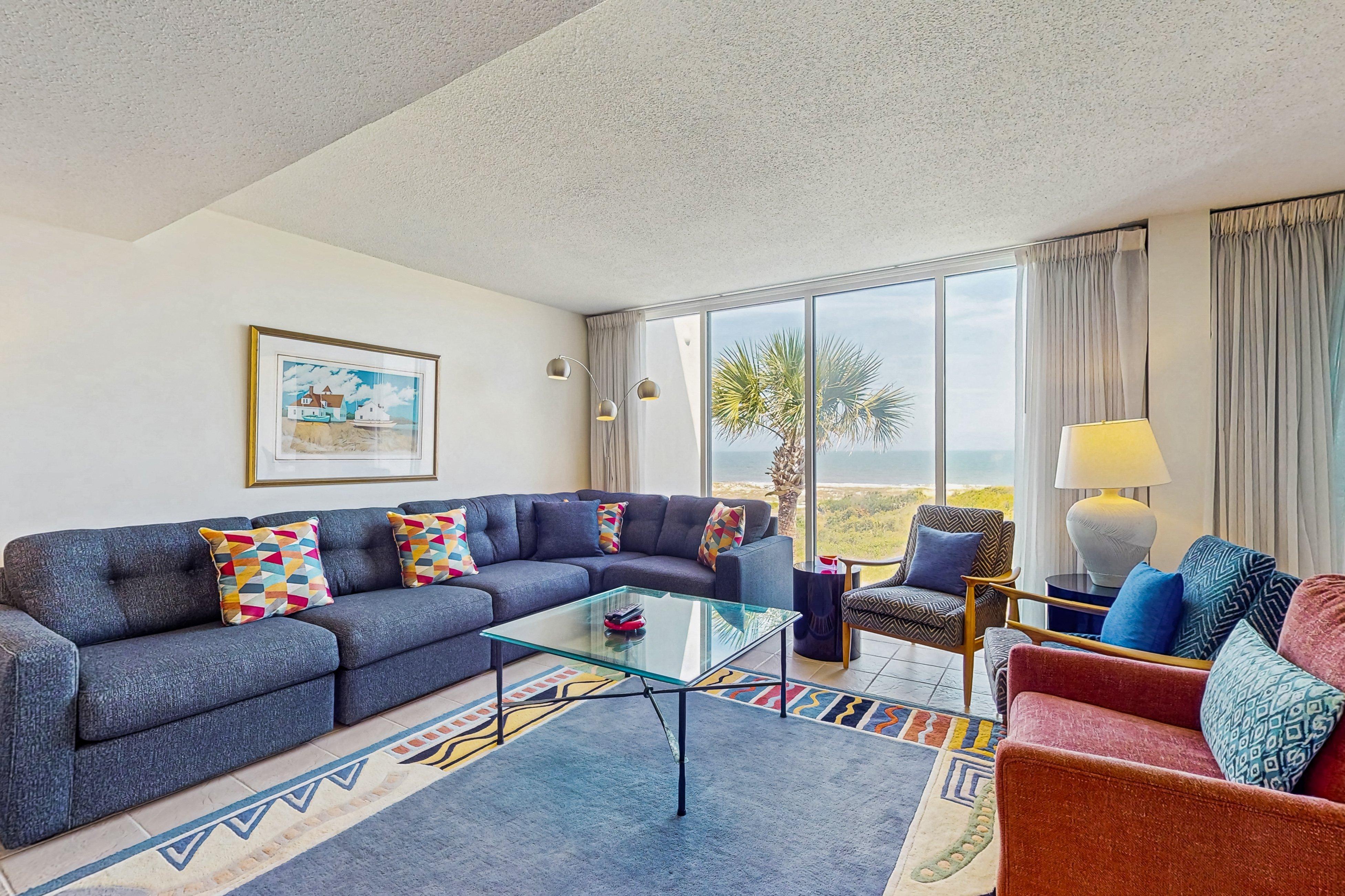Renovated condo with easy beach access, balcony, pool & spectacular ...