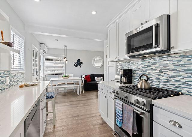 Private Patio And Convenient Walk To Beach - Luminous Retreat - Newport Beach, CA